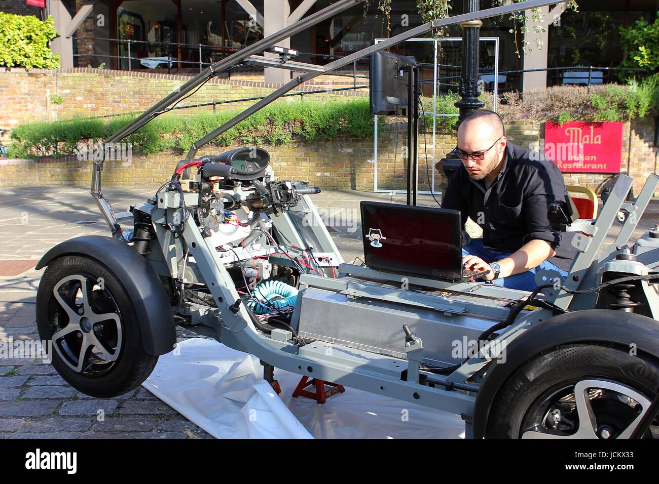 he kar - go launch first ever robotic driver free delivery car Stock ...