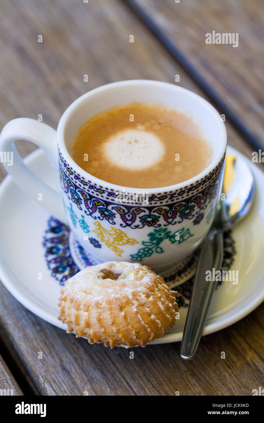 Tasse mit frischem Kaffe Espresso Kaffeelöffel und Feingebäck als ...