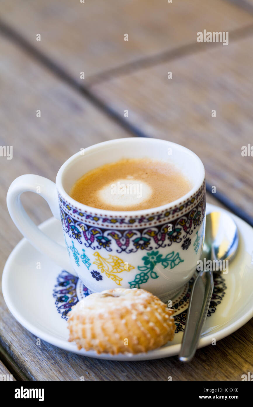 Tasse mit frischem Kaffe Espresso Kaffeelöffel und Feingebäck als ...