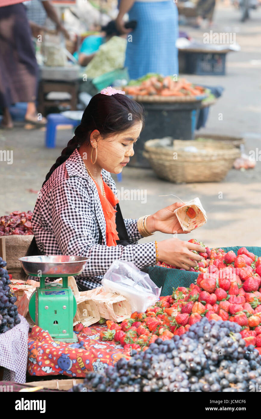 Morning fresh market in central Mandalay, Myanmar Stock Photo - Alamy