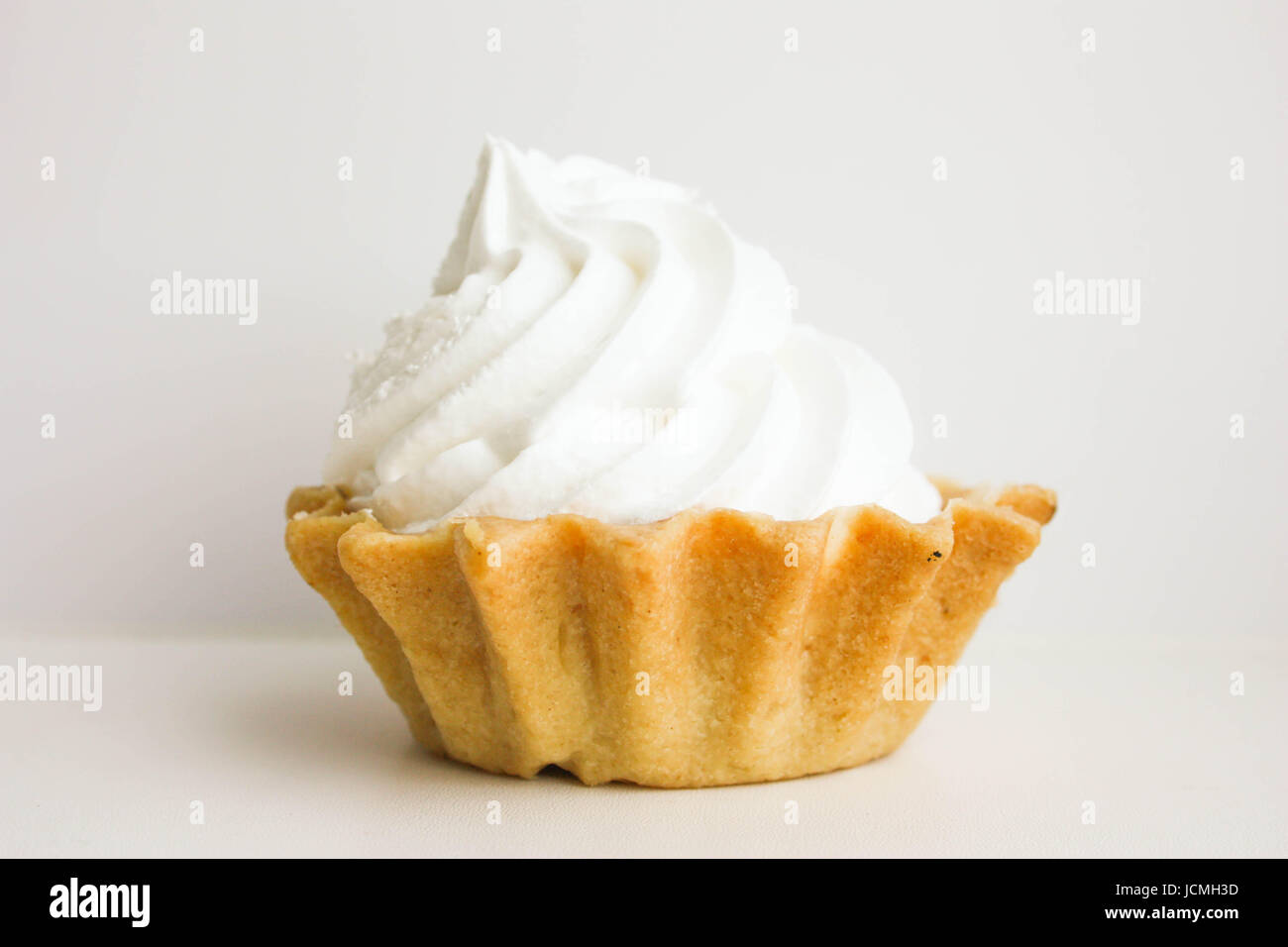 Cake white appetizing in a basket of short pastry. Photo for your ...