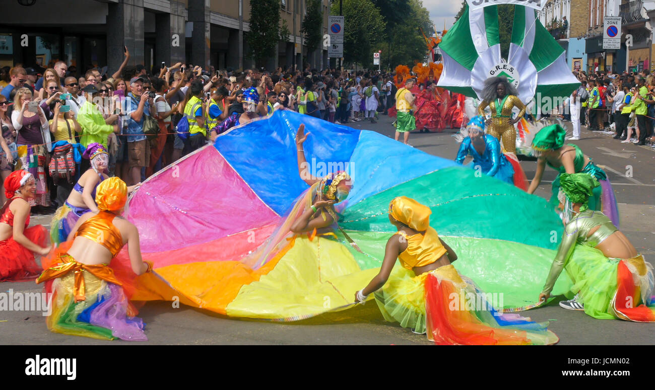 London, Notting Hill carnival. Parade of dancers in costume Stock Photo ...