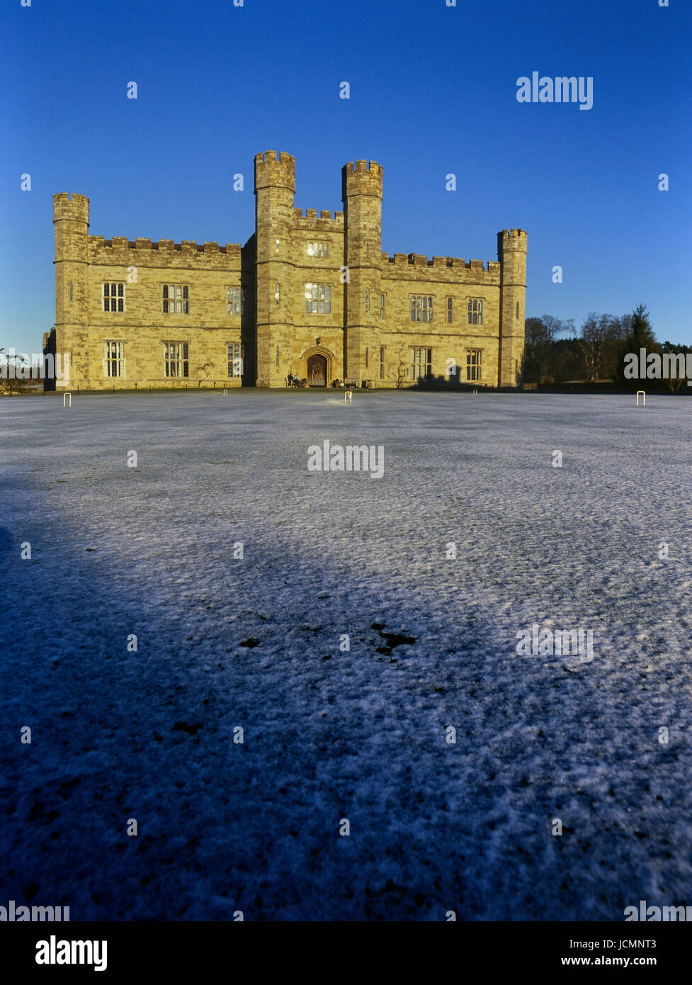 Winter landscape of Leeds Castle in the snow, Kent, England, UK Stock ...