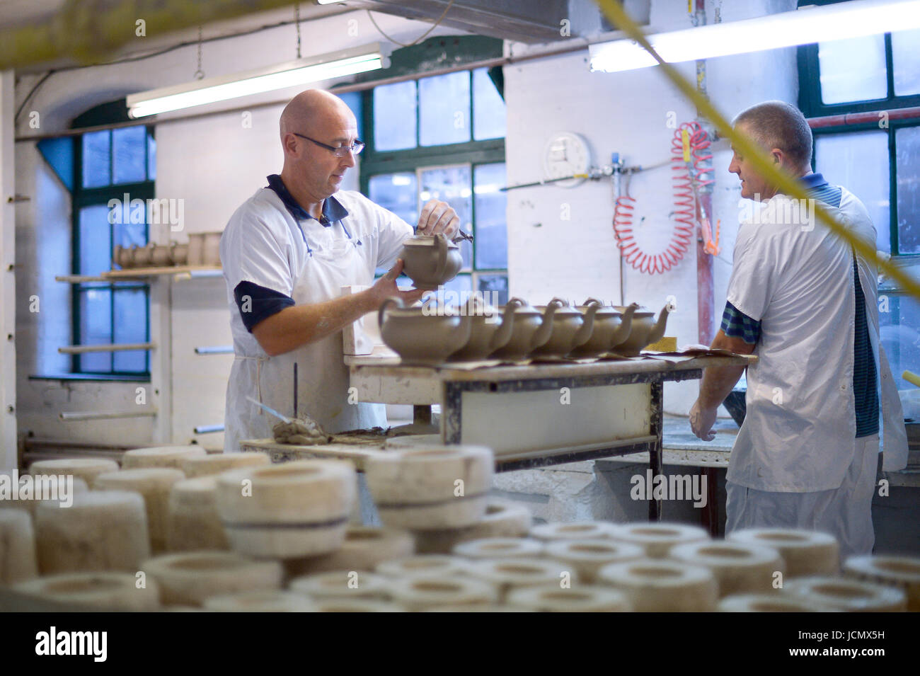 Pottery workers uk hi-res stock photography and images - Alamy