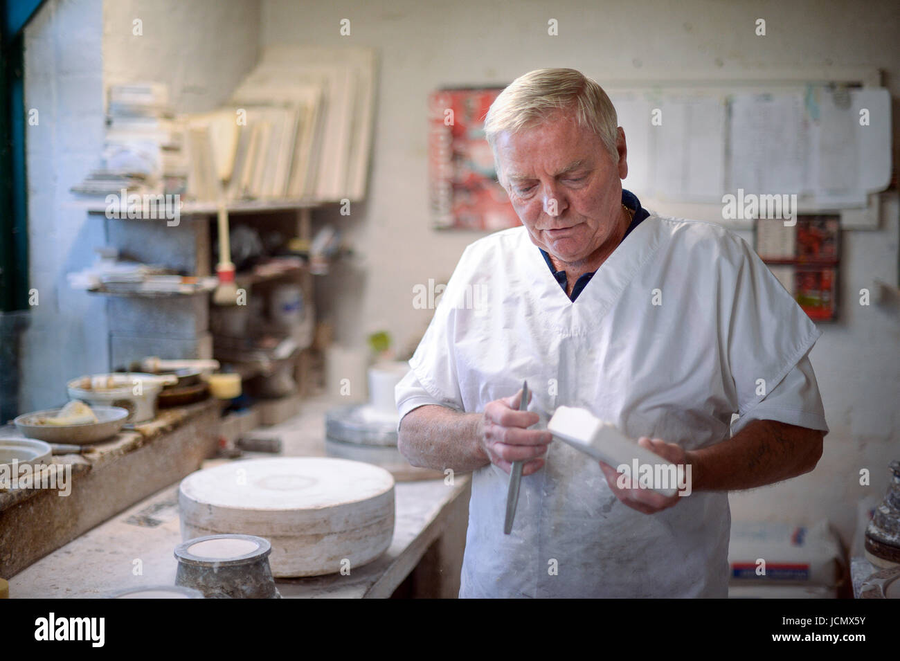 Photo of workers in Middleport Pottery, Stoke-on-Trent Stock Photo - Alamy