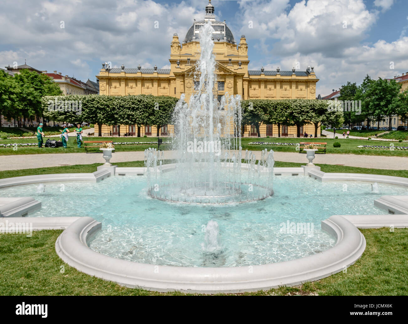 Square water pavilion hi-res stock photography and images - Alamy