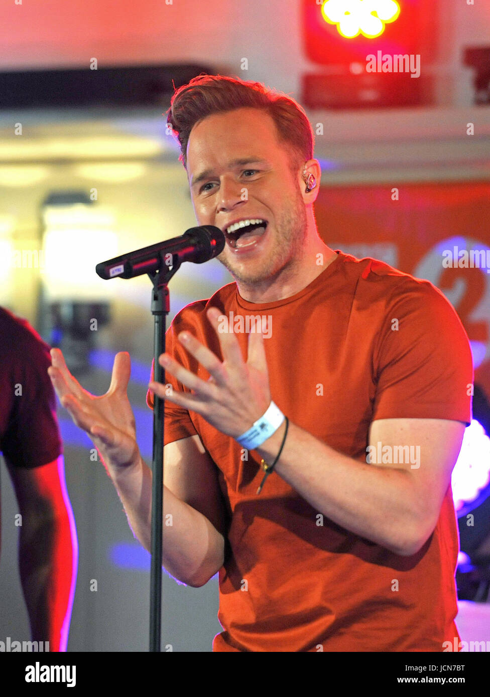 Broadcast singer hi-res stock photography and images - Alamy