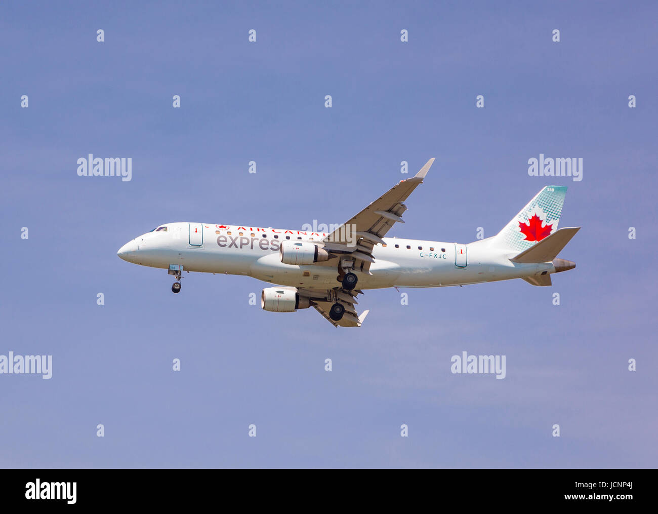 WASHINGTON, DC, USA - Air Canada jetliner approaches Reagan National ...