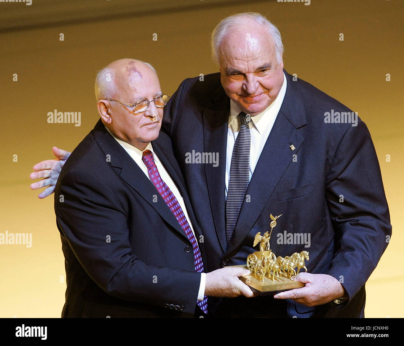 Berlin, Germany. 03rd Oct, 2005. Helmut Kohl (r) receives the Award ...