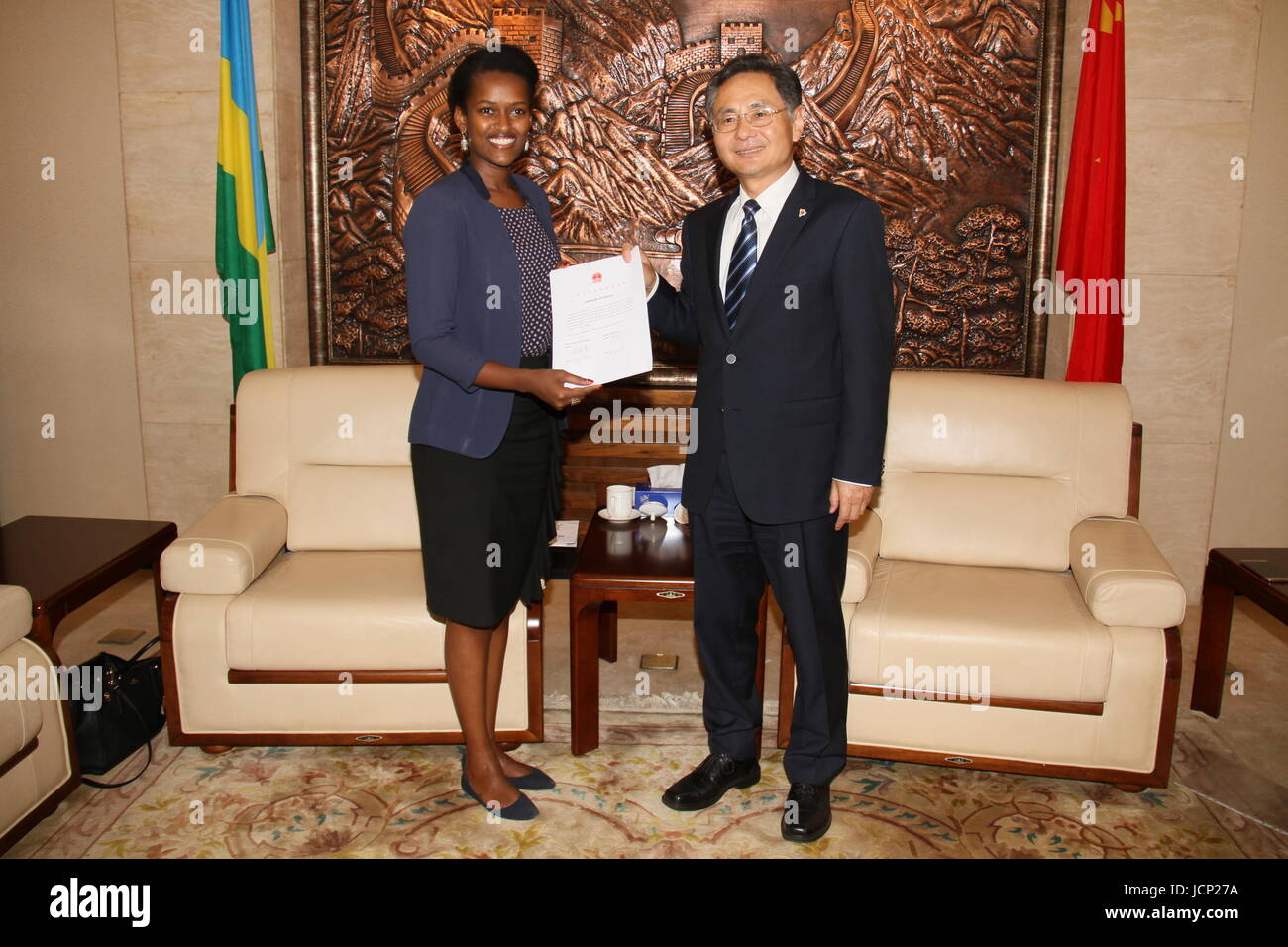 (170616) -- KIGALI, June 16, 2017 (Xinhua) -- Rao Hongwei (R), the ...