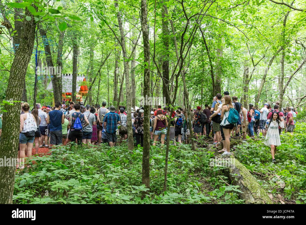 Crowd gather around stage during hi-res stock photography and images ...