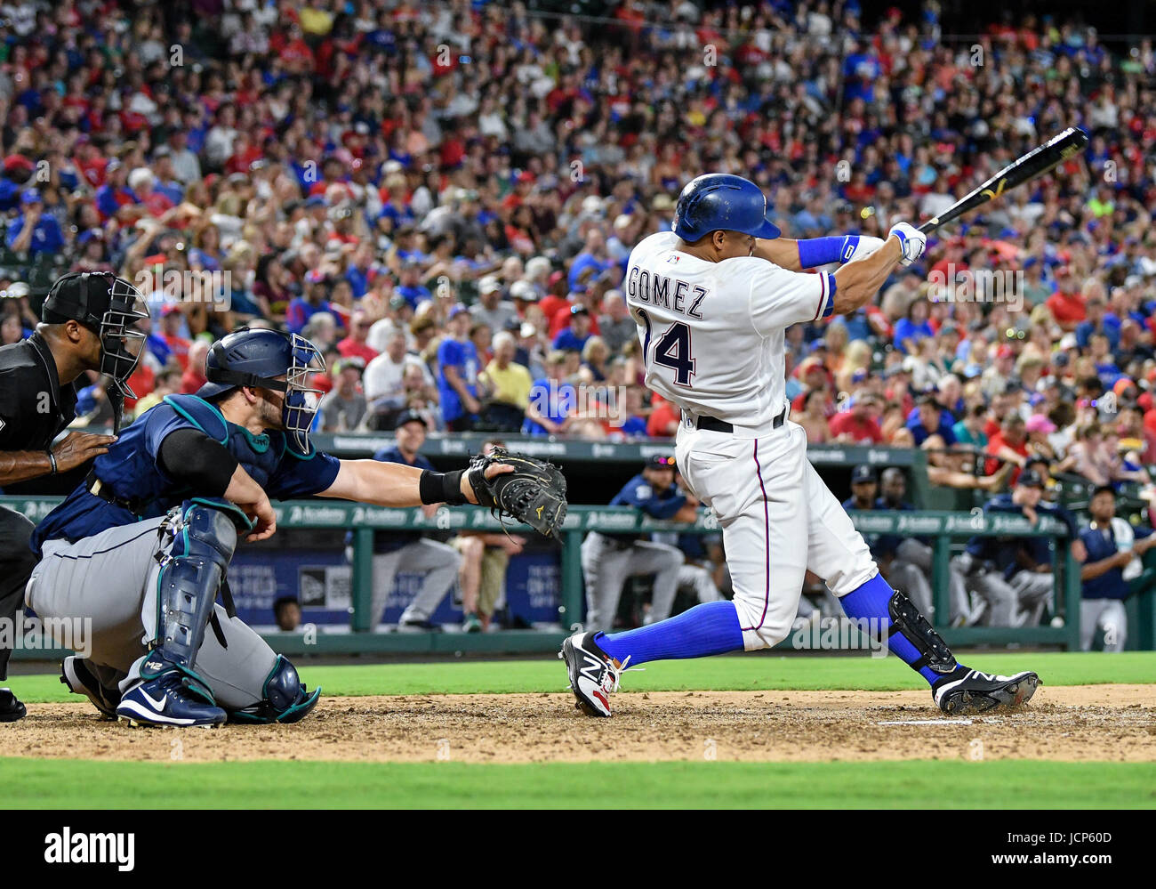 Arlington, Texas, USA. 16th June, 2017. Texas Rangers center fielder ...