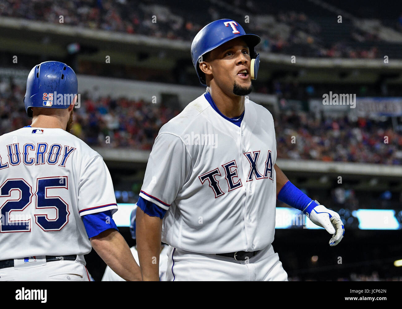 Arlington, Texas, USA. 16th June, 2017. Texas Rangers center fielder ...