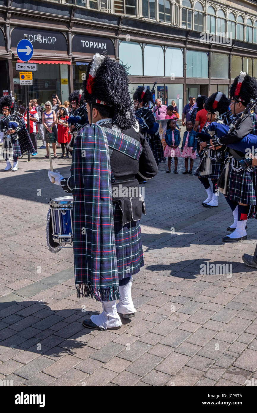 Irish army pipe band hi-res stock photography and images - Alamy