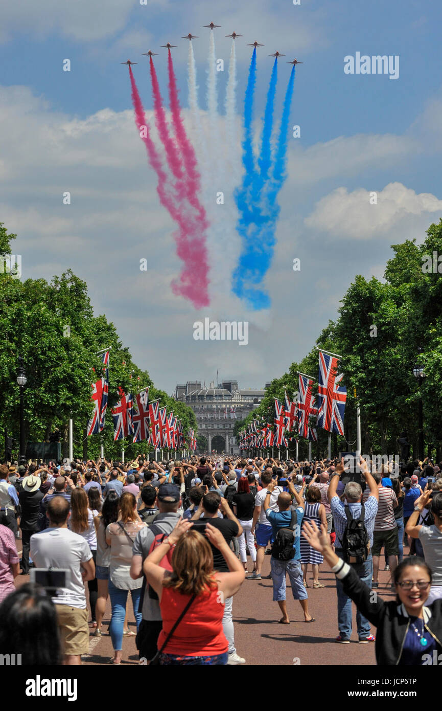 Red arrows london hi-res stock photography and images - Alamy