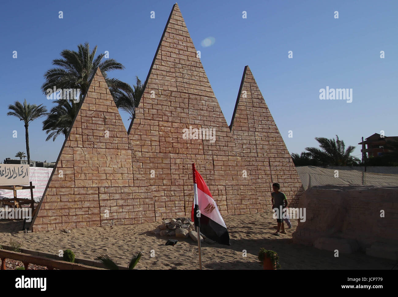 Gaza City, The Gaza Strip, Palestine. 30th May, 2017. A Palestinian man ...
