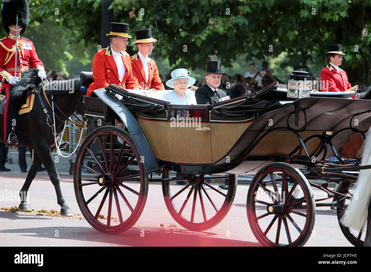 Buckingham palace royal carriages hi-res stock photography and images ...
