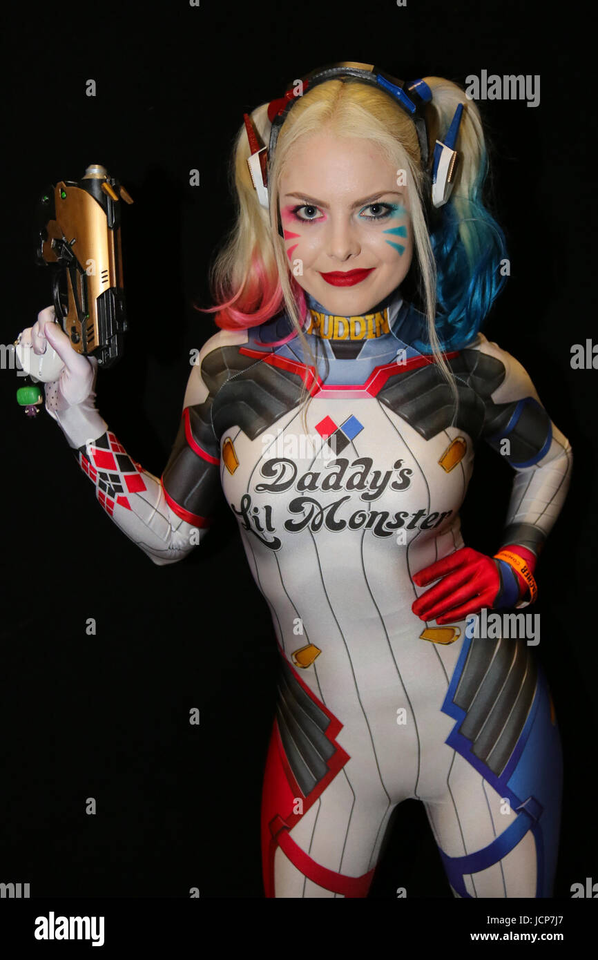 Australian fans dress up hi-res stock photography and images - Alamy