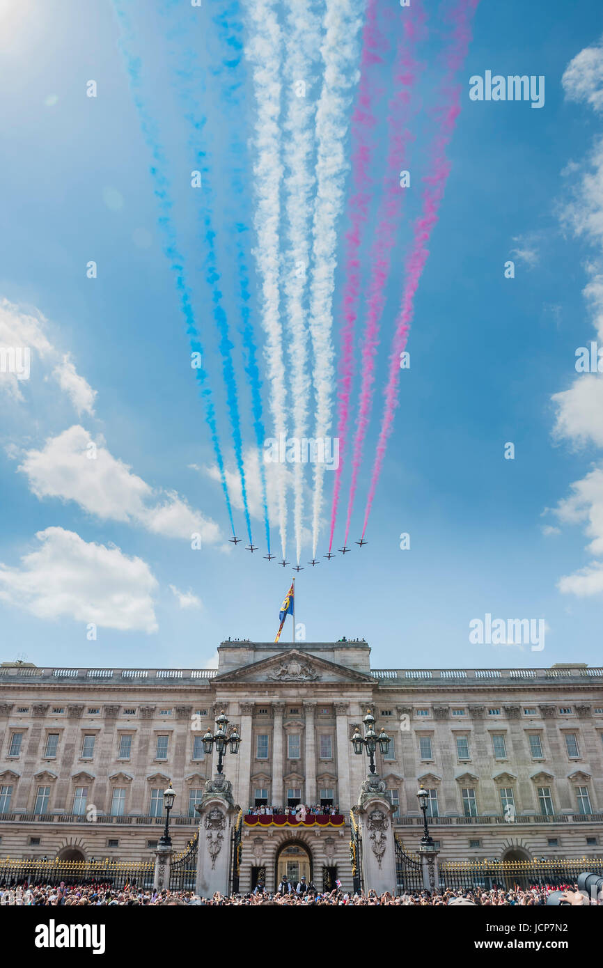 Royal family flypast hi-res stock photography and images - Alamy