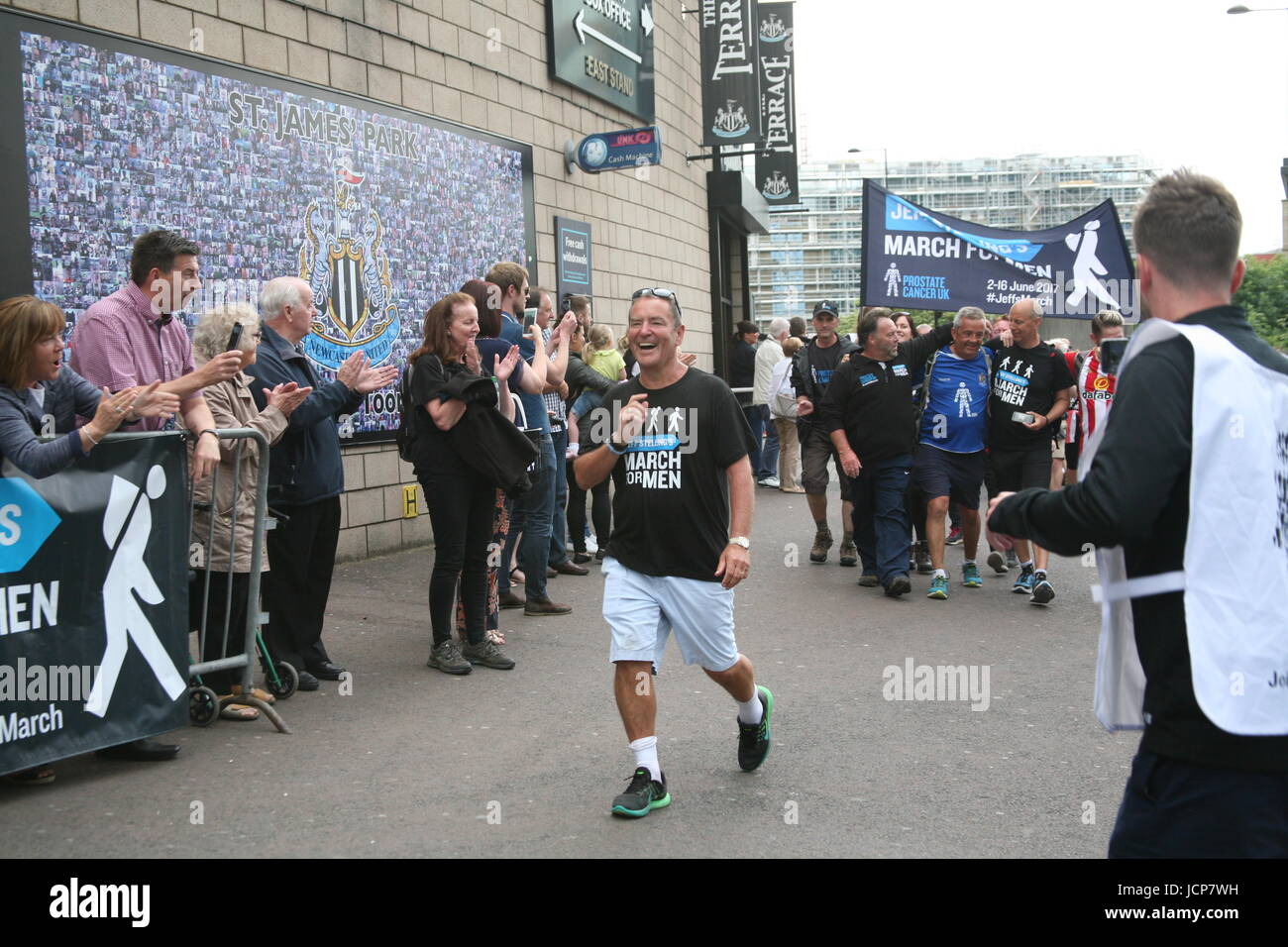 With sky sports football presenter jeff stelling hi-res stock ...