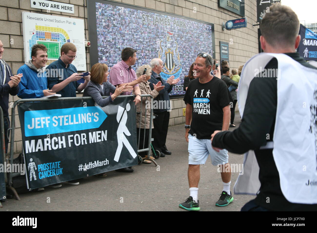 Sky sports presenter jeff stelling hi-res stock photography and images ...