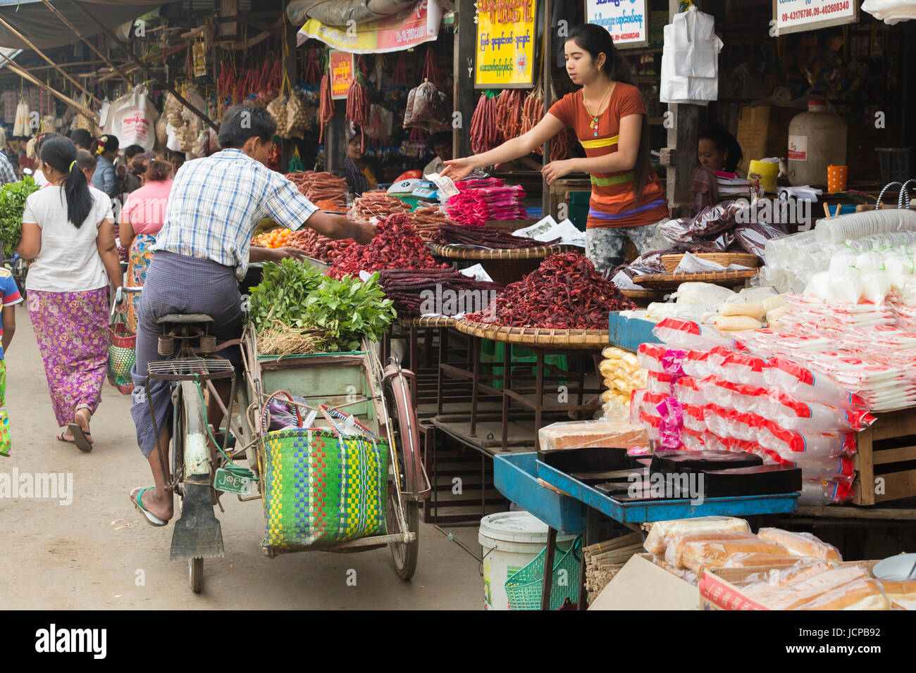 Morning fresh market in central Mandalay, Myanmar Stock Photo - Alamy