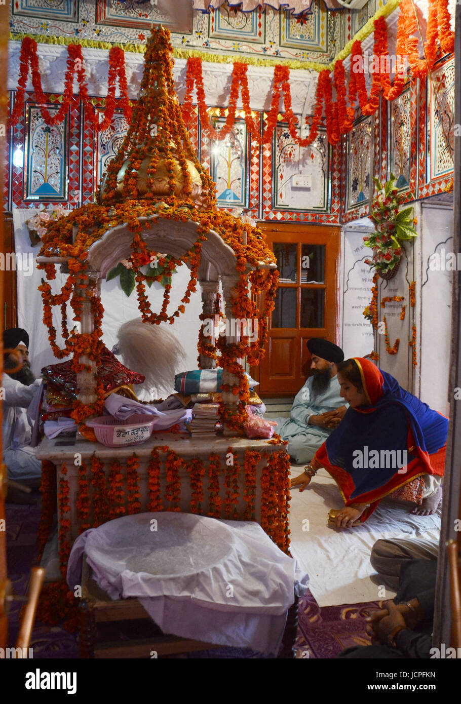 Lahore, Pakistan. 17th June, 2017. Indian and Pakistani Sikh pilgrims ...