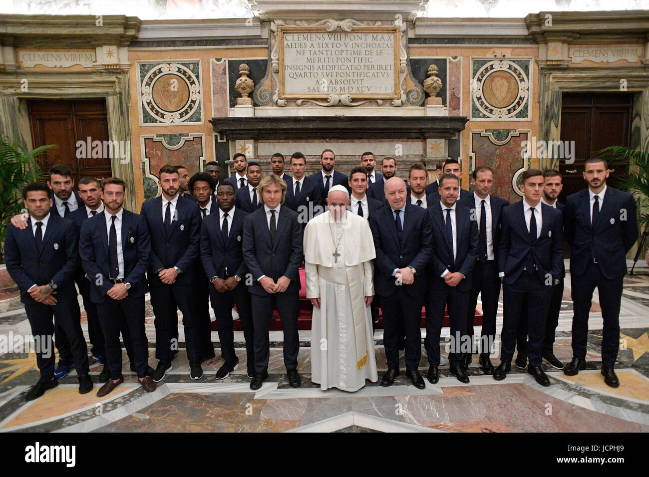 Pope Francis poses with football players of both Lazio and Juventus in ...