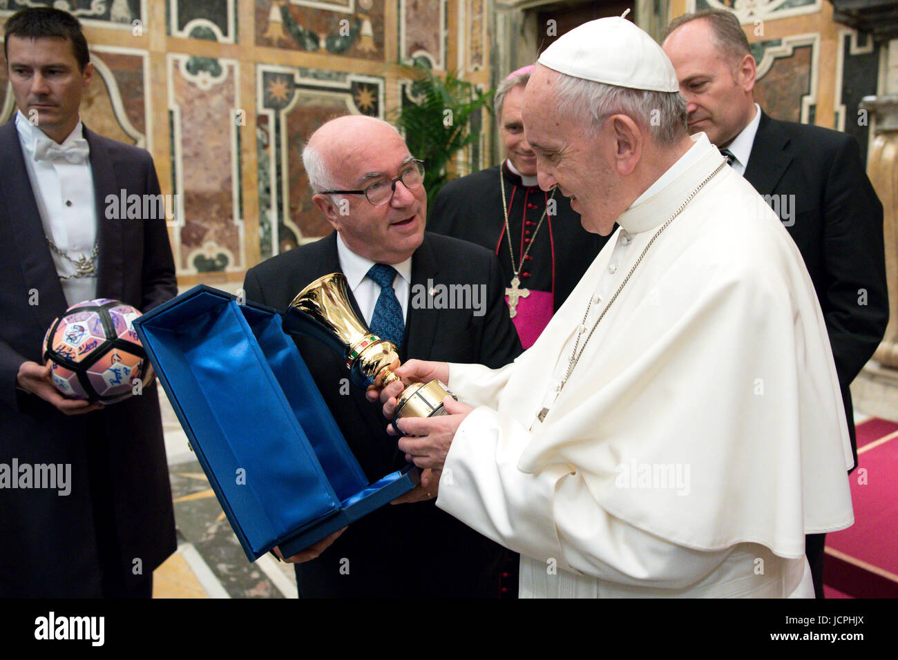 Pope Francis poses with football players of both Lazio and Juventus in ...