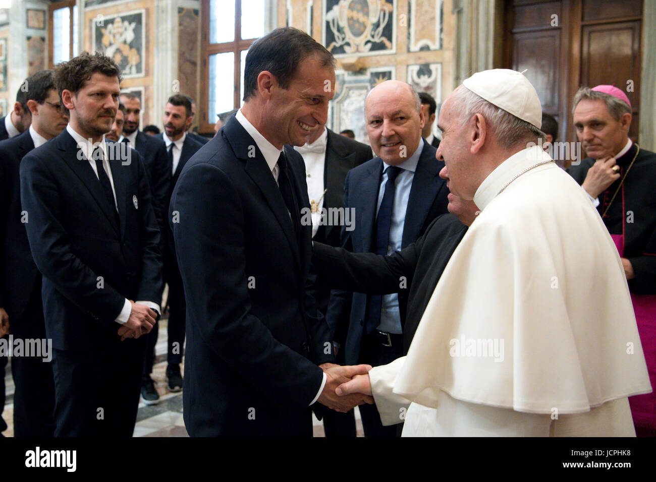 Pope Francis poses with football players of both Lazio and Juventus in ...