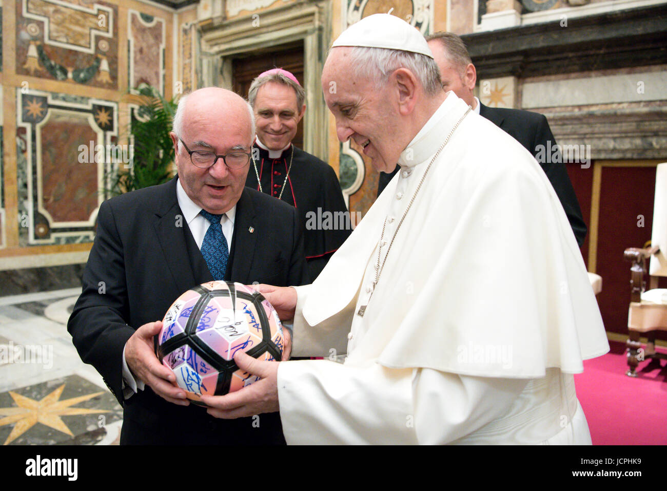 Pope Francis poses with football players of both Lazio and Juventus in ...