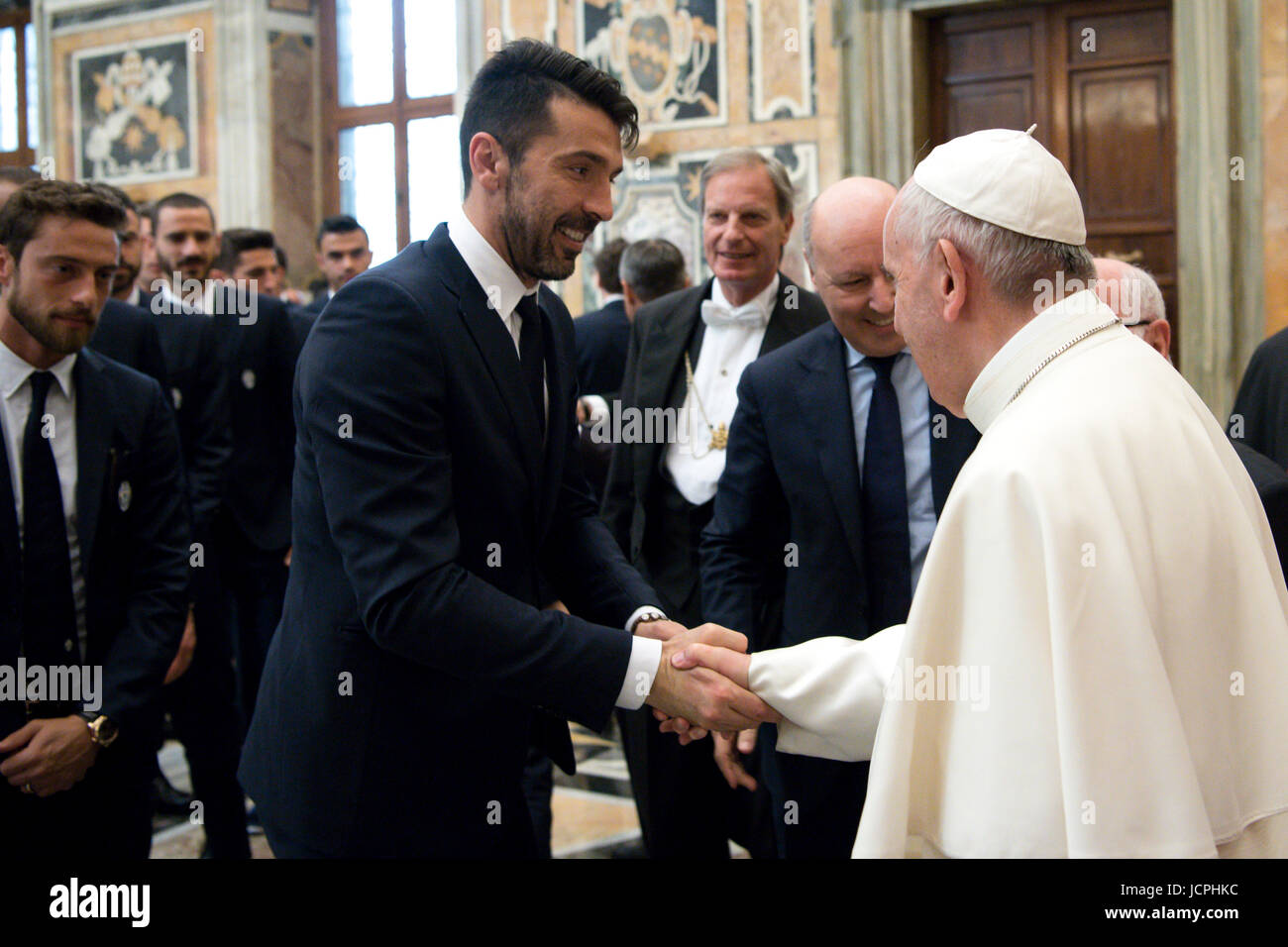 Pope Francis poses with football players of both Lazio and Juventus in ...
