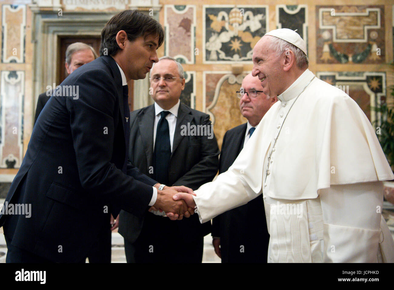Pope Francis poses with football players of both Lazio and Juventus in ...