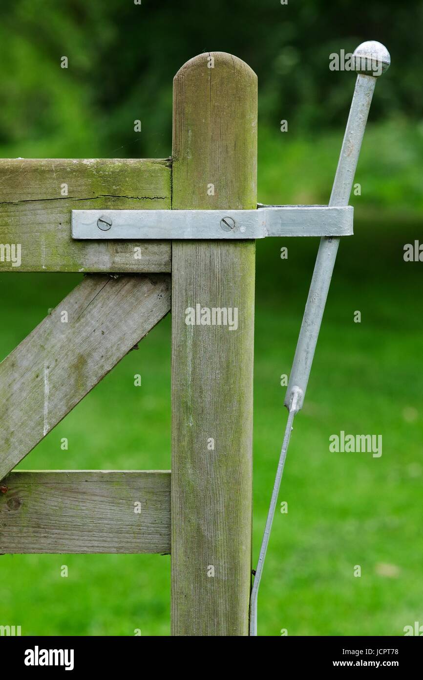 Open farm swing gate hi-res stock photography and images - Alamy