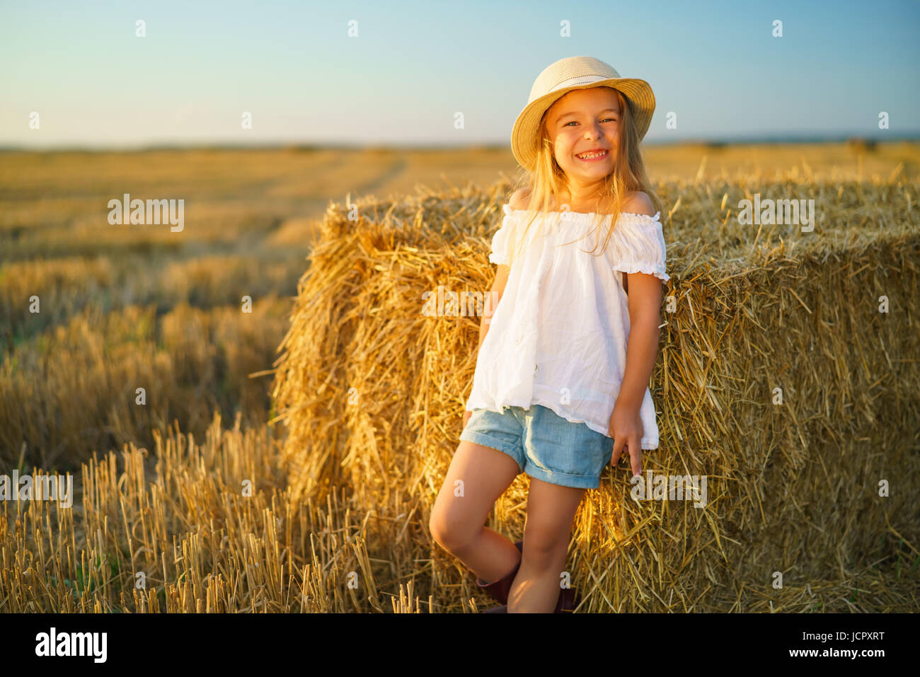 Little girl sunset hi-res stock photography and images - Alamy