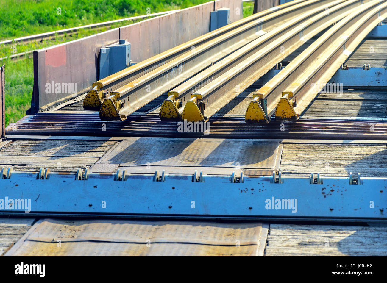 Railhead elements. Transportation of long new rails on a freight car ...