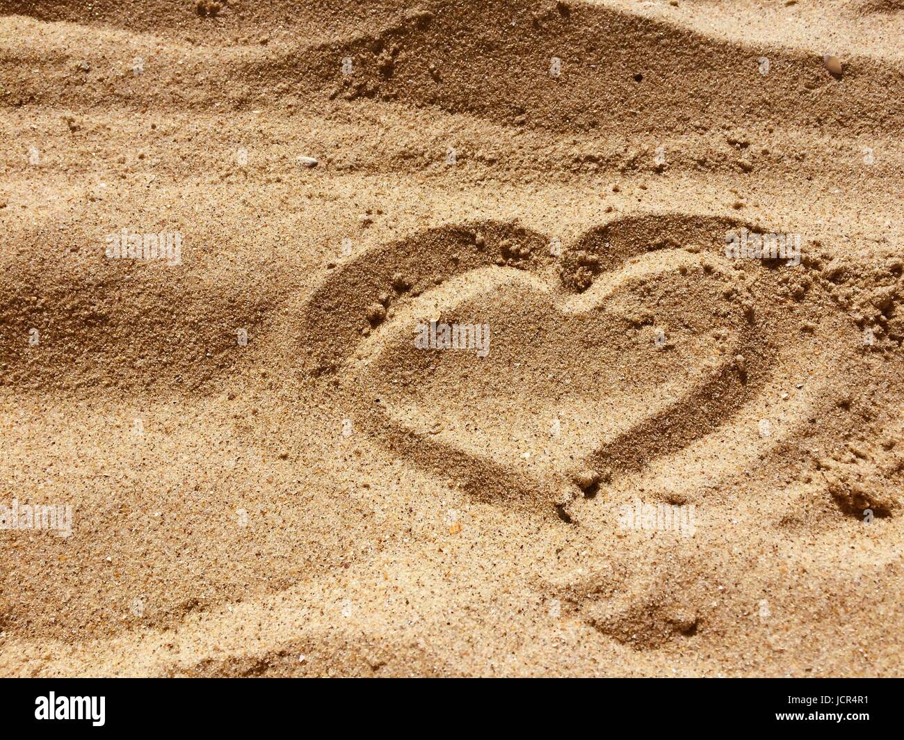 Heart made beach stones hi-res stock photography and images - Alamy