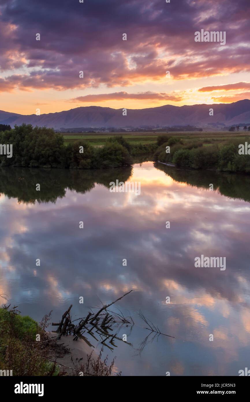 Sun raises hi-res stock photography and images - Alamy