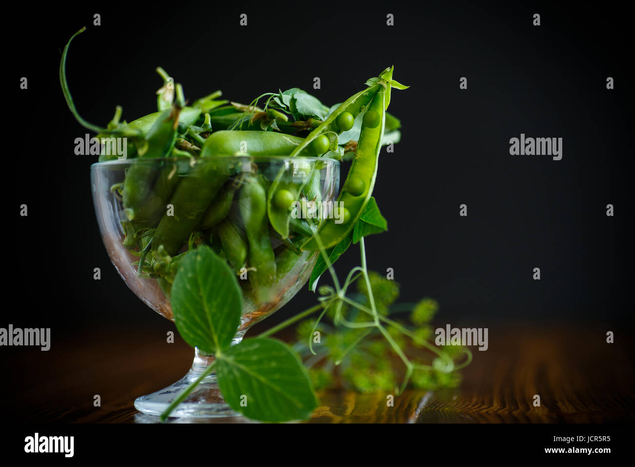 Early harvest peas hi-res stock photography and images - Alamy