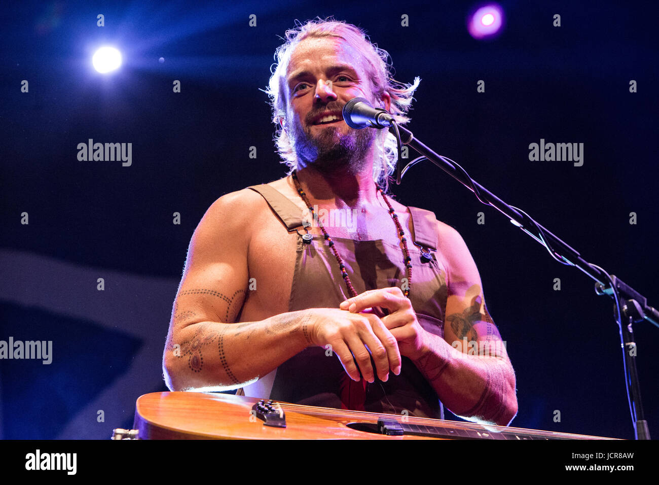 Australian singer songwriter hi-res stock photography and images - Alamy
