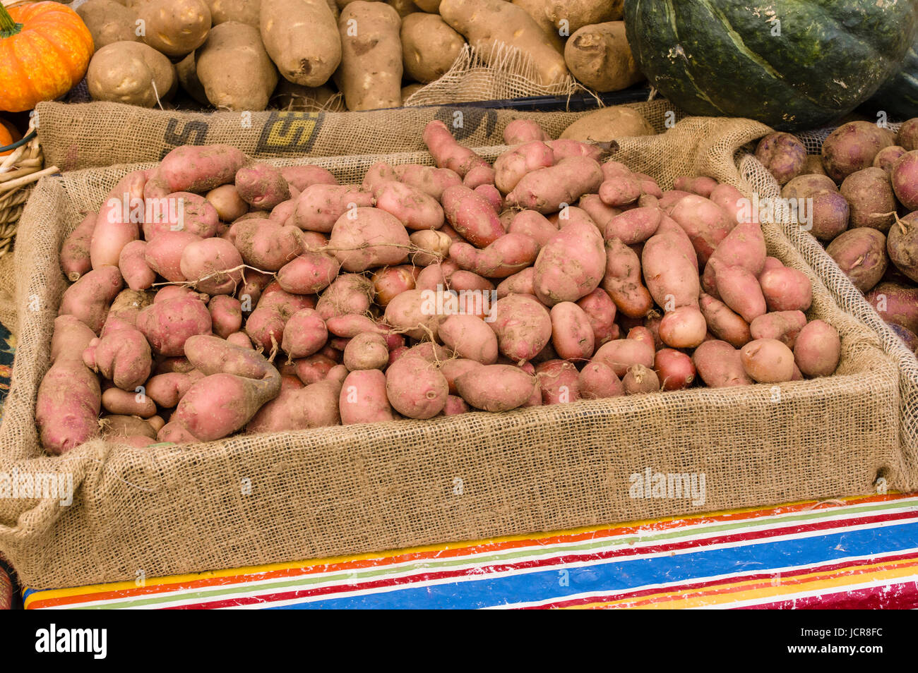 Box of red potatoes on display at the market Stock Photo - Alamy
