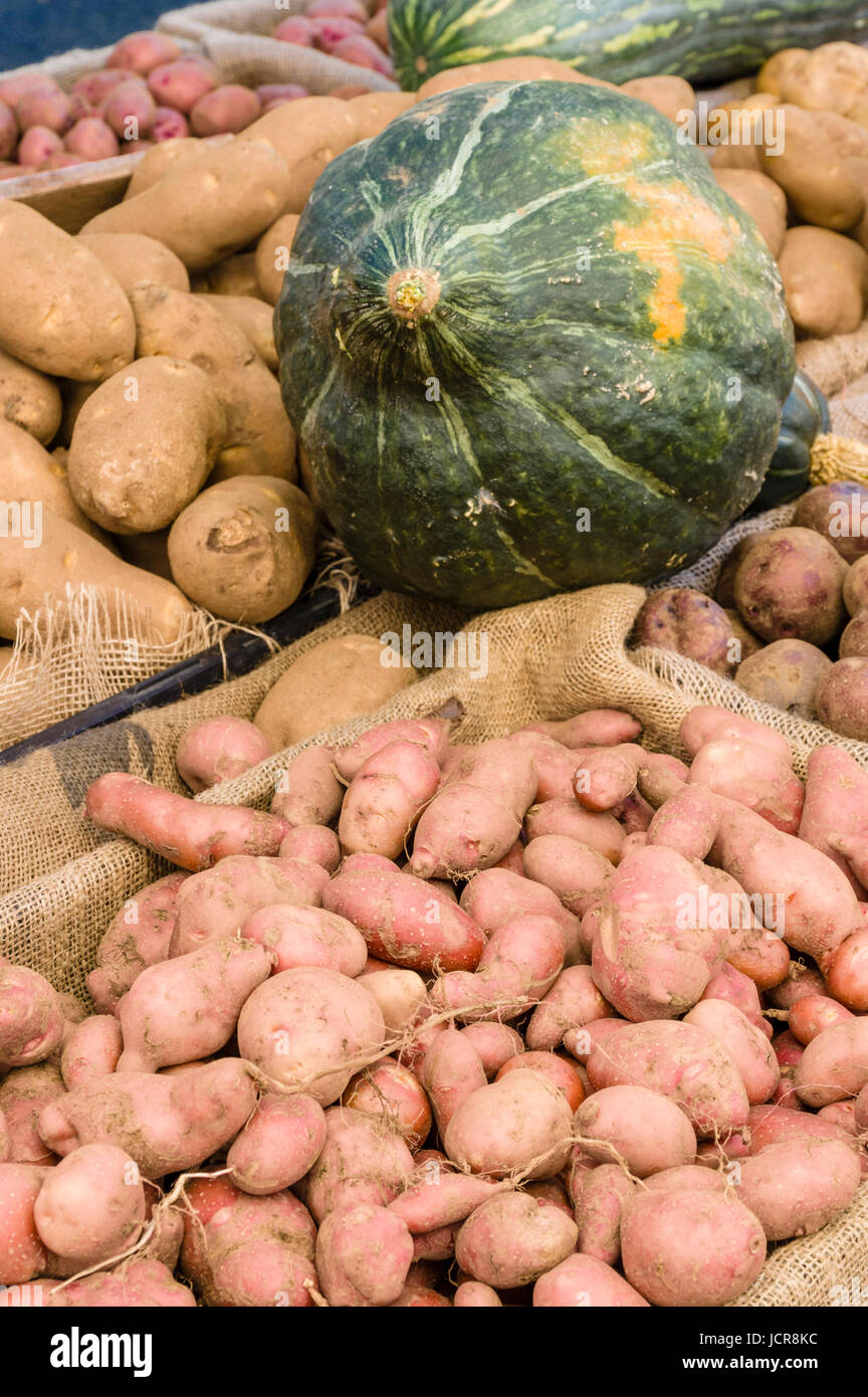 Market vegetable display hi-res stock photography and images - Alamy