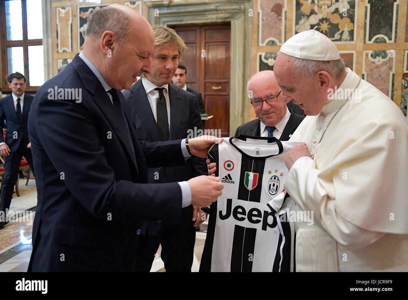 Pope Francis poses with football players of both Lazio and Juventus in ...