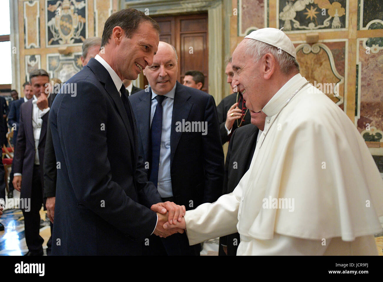 Pope Francis poses with football players of both Lazio and Juventus in ...