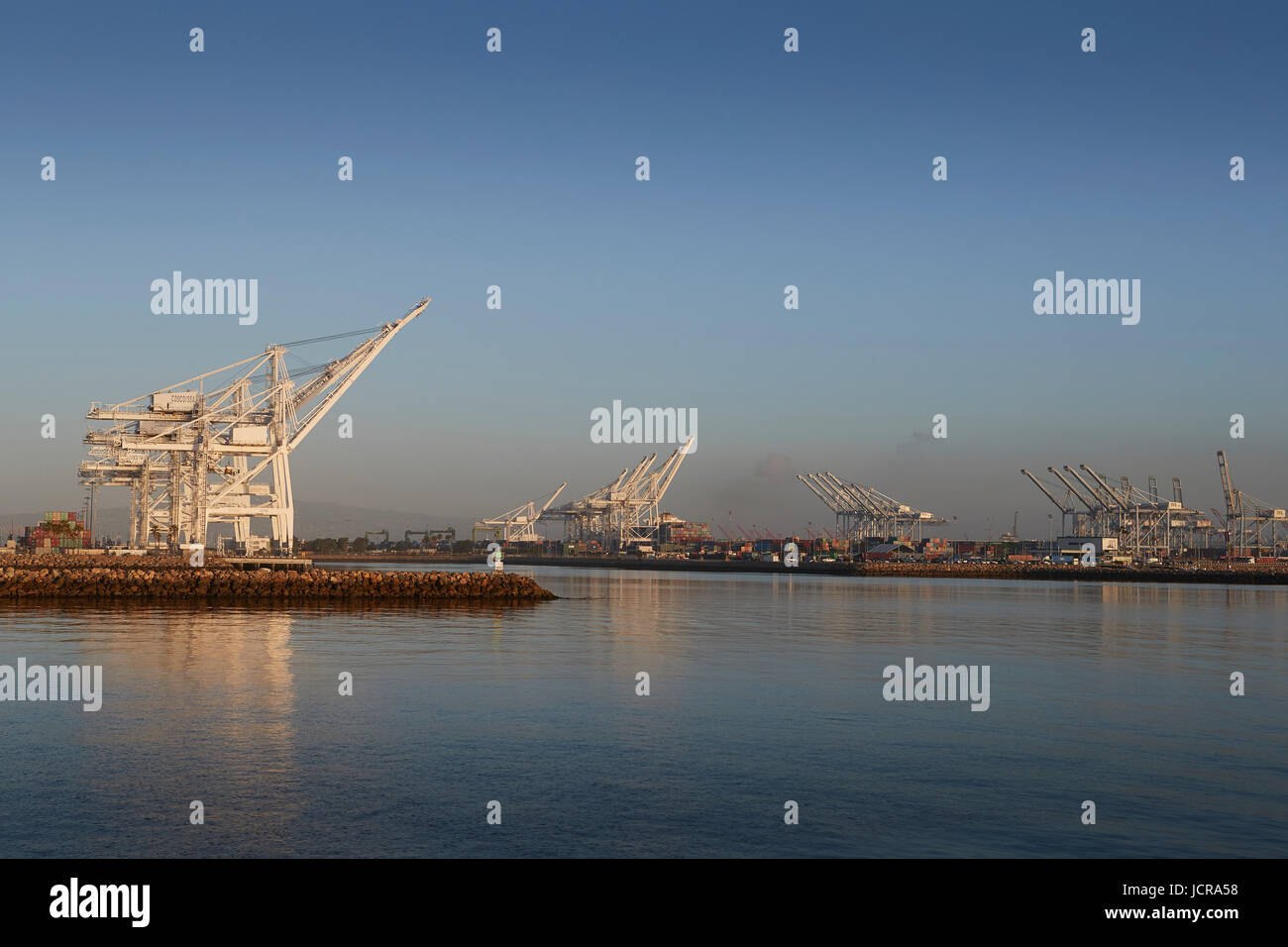 Raised gantry crane hi-res stock photography and images - Alamy