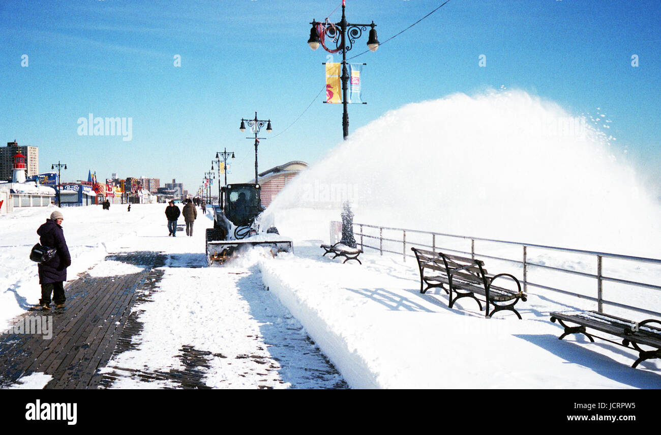 New york coney island beach snow hi-res stock photography and images ...