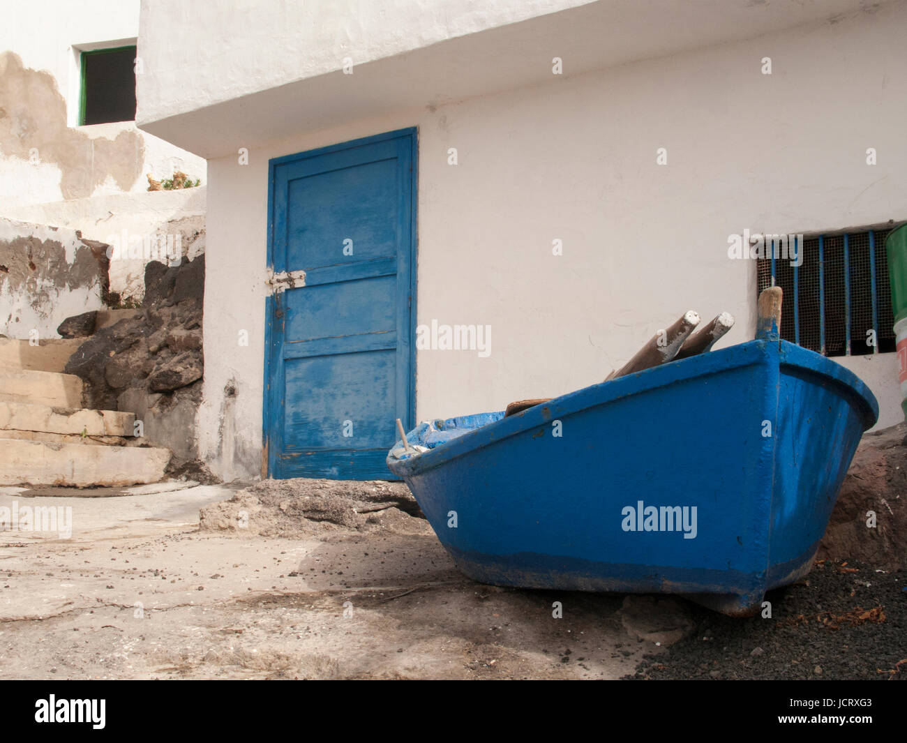 White shed with blue door hi-res stock photography and images - Alamy