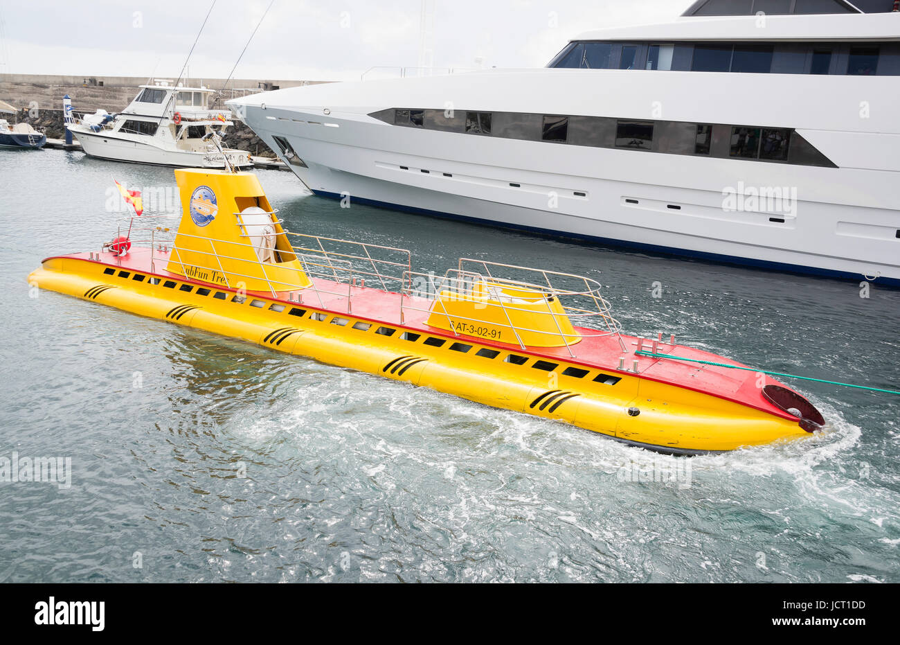 Yellow Submarine tour leaving Puerto Calero Stock Photo - Alamy