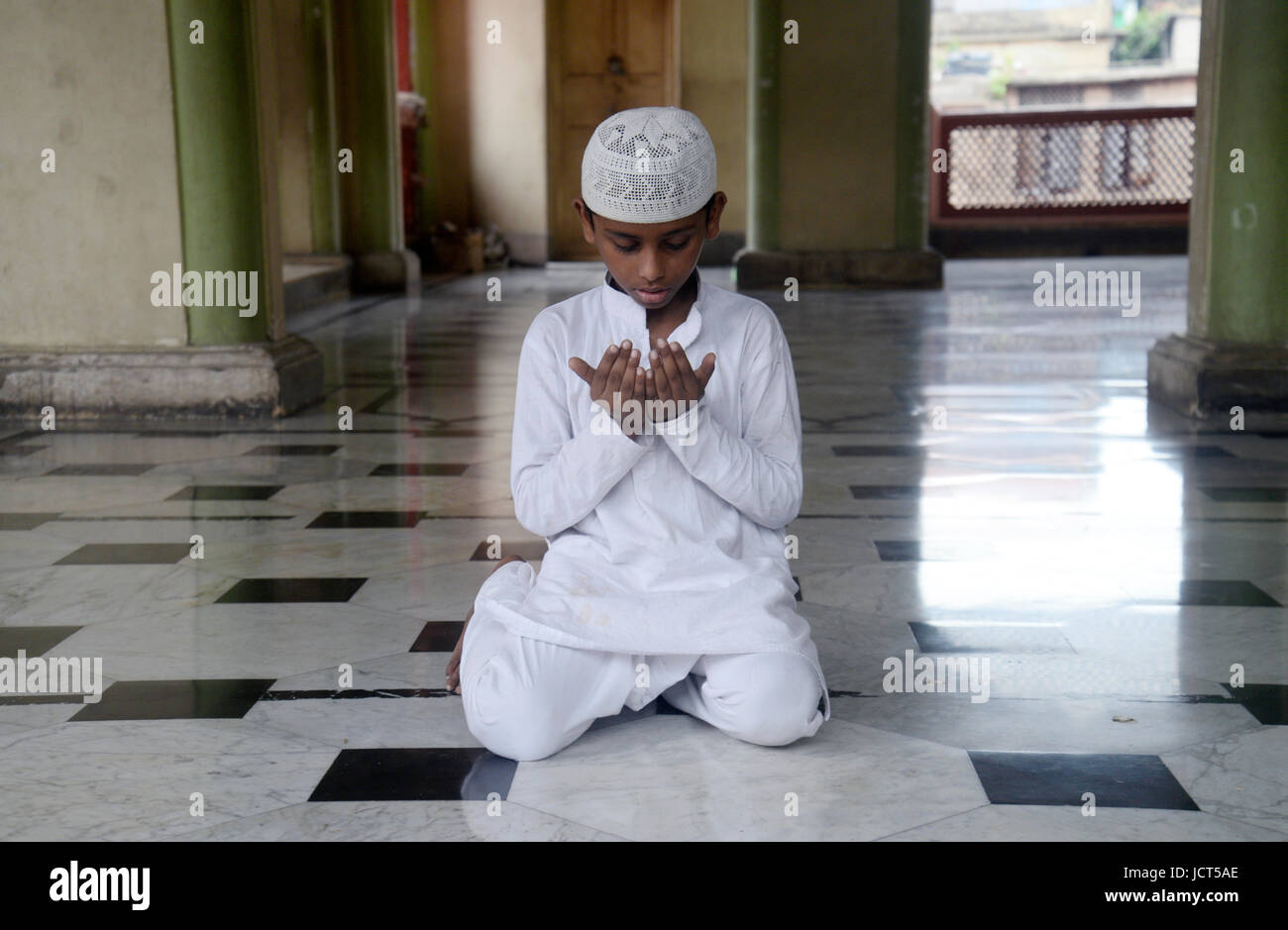 Kolkata, India. 16th June, 2017. Indian Muslim boy offer friday prayers ...