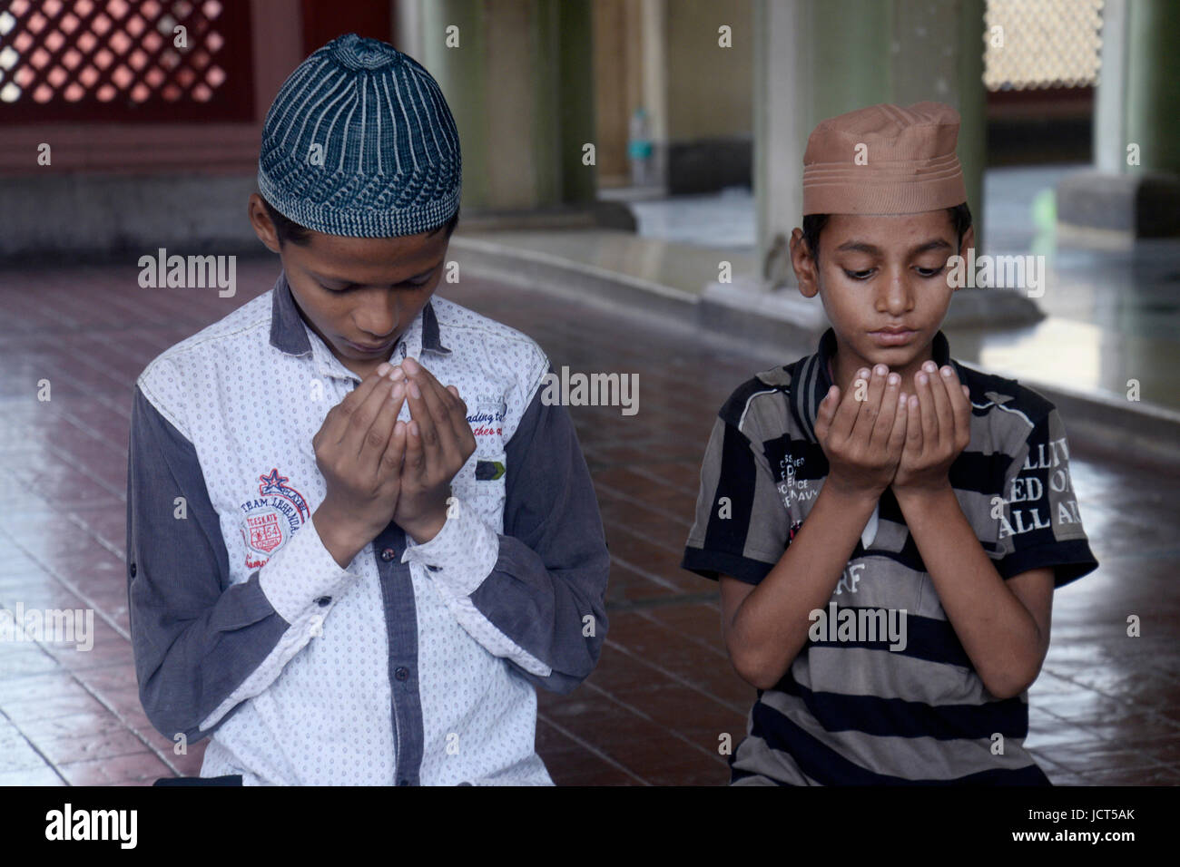 Kolkata, India. 16th June, 2017. Indian Muslim boy offer Friday prayers ...